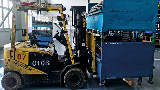 RFID Solution with Smart Forklifts in Automobile Production - Turck Inc ...